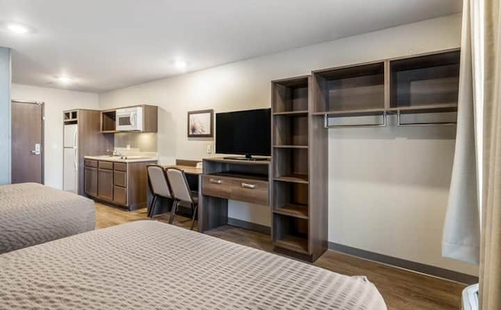 Urban Oasis! 3 Modern Units, Full Kitchen! - Long Beach, CA