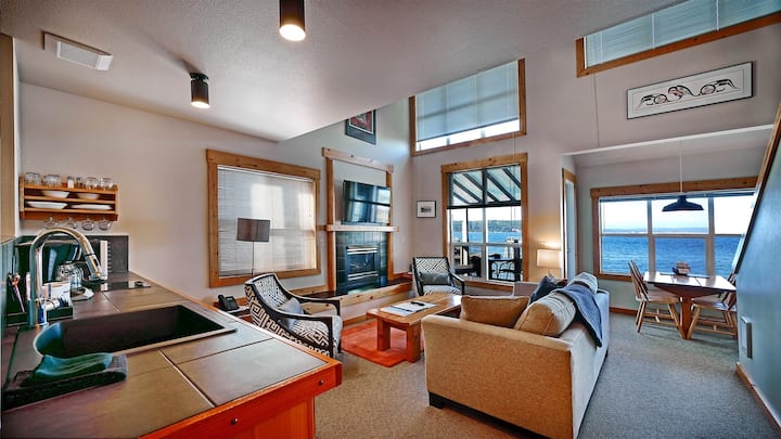 Boatyard Inn Waterfront Loft 2 - Langley, WA