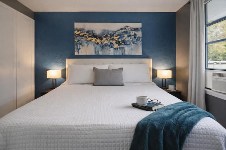 Cozy King Suite, Wheelchair Accessible, Fast Wifi - Columbus, GA
