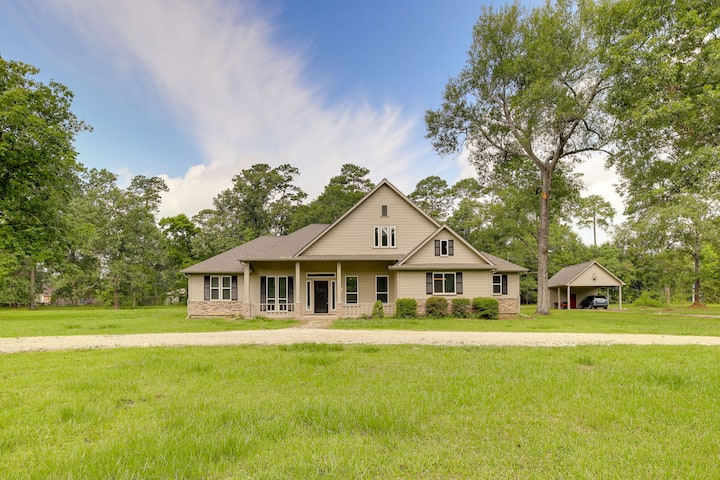 Airy Dayton Vacation Home W/ Deck + Private Yard! - Dayton, TX