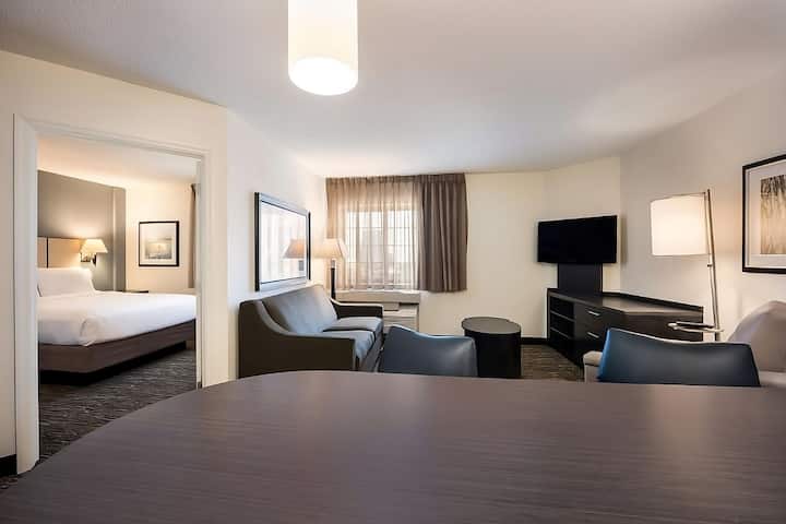 3 Family-friendly Suites W/ Full Private Kitchens! - Birmingham, MI