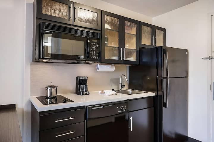 2 Family-friendly Untis! W/ Kitchens & Parking! - Royal Oak, MI