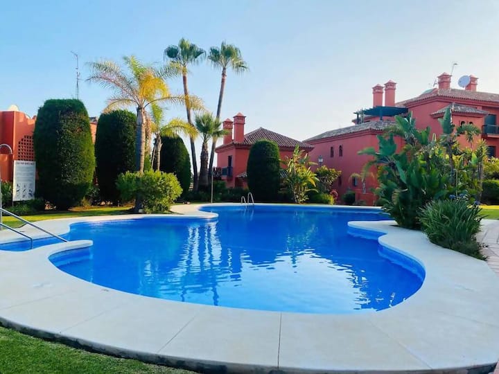 Encantador Apartamento Con Vista Al Mar Y Montaña - Calahonda