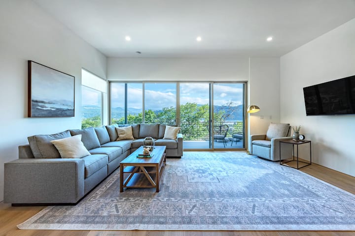 Sherman Retreat - New Luxury, River View, Downtown - Hood River, OR