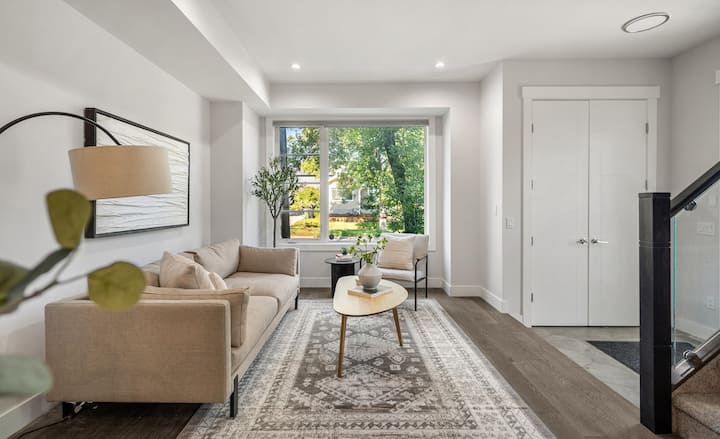 Modern Mediterranean 4br Near Downtown W/ Cable - Canada