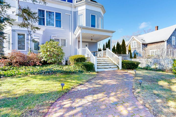 Central 2nd-floor Apartment In Great Location - Martha's Vineyard, MA