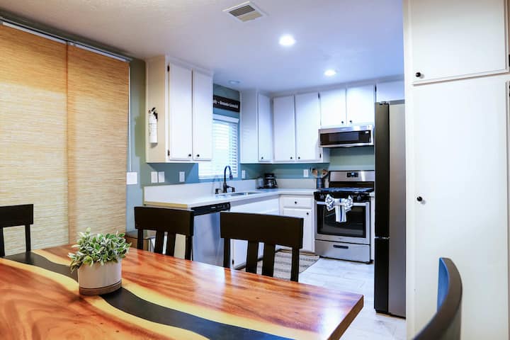 Trvl Nurse I Work I Family I Dog I 2 Kings I Vegas - Victorville, CA