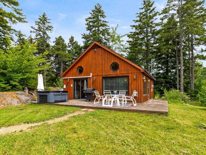 Falls Lake Cottage W/ Hot Tub & Beach Access - Nova Scotia