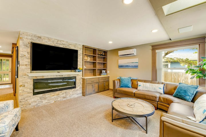 Luxe 3br With Hot Tub & Fireplaces, Walk To Beach - Waldport, OR