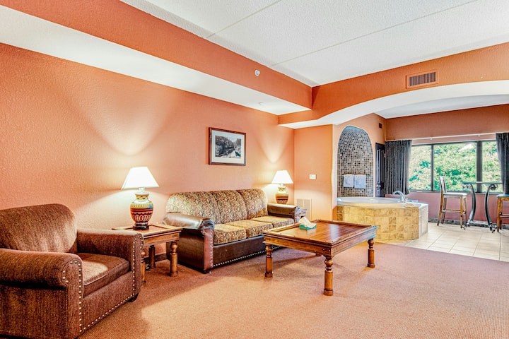 2br 4th-floor Condo With Fireplace & Jetted Tub - Wisconsin Dells, WI