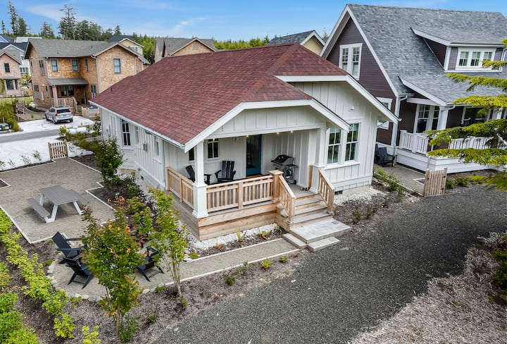 Woodsea Owl: Dog-friendly & Covered Porch - Pacific Beach, WA