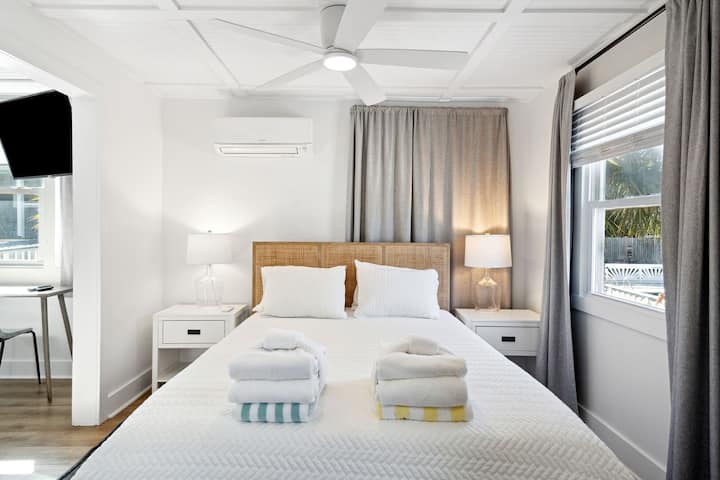 Folliday Inn- The Streamliner : 31 - Folly Beach, SC