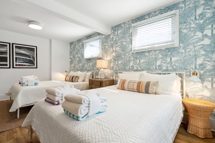 Folliday Inn- The Runabout: Room 12 - Folly Beach, SC