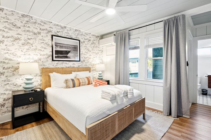 Folliday Inn- The Overnighter- Room 25 - Folly Beach, SC