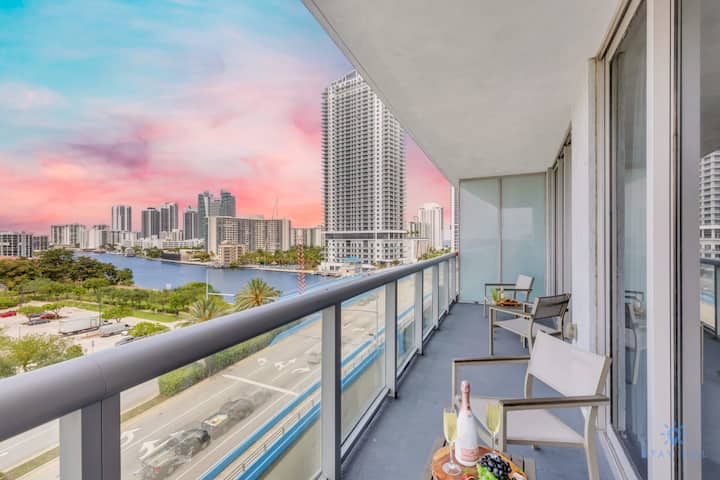 Sunset Oasis: 2br, Balcony, Pool, Perfect Getaway - Hallandale Beach, FL