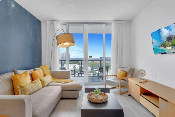 Sunset Oasis: 2br, Balcony, Pool, Perfect Getaway - Hallandale Beach, FL