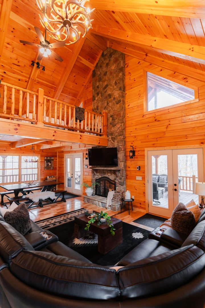 Sleeps 16! Luxury Cabin W/ Game Room & Hot Tub - Ohio