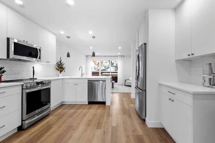 Luxury, Modern Home In Village Core W/hot Tub - Sun Peaks