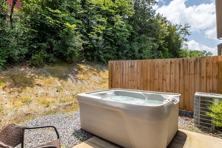 Comfortable Escape, Sleeps 8・near Dolly・hot Tub - Sevierville, TN