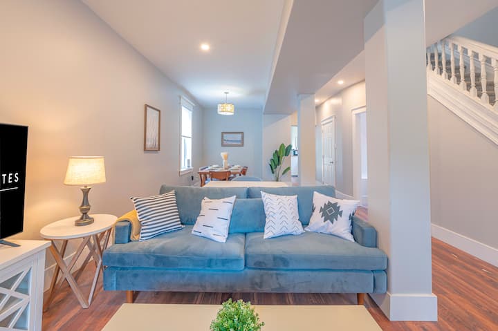 Newly Updated, Near Dt, Free Parking | Ts - Peterborough, ON, Canadà