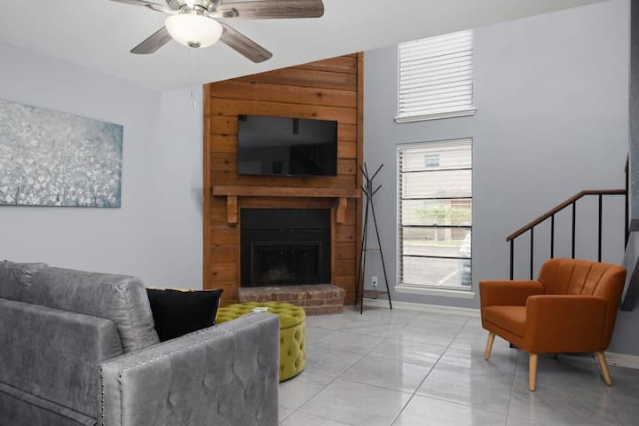 The Rustic Modern Loft By Gigi - Brownsville, TX
