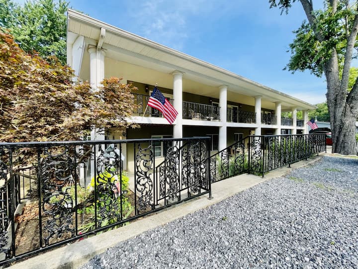 Spacious Condo W/deck, Walk To Marina! - Kentucky Dam Lake, Gilbertsville