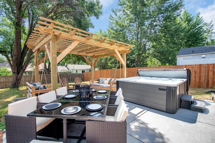 Opulent Oasis - Spa! Firepit! 3 Kings! - Wichita