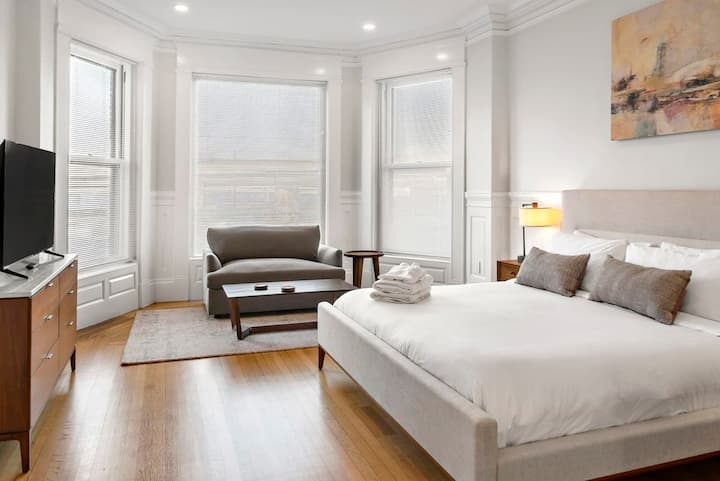 Charlesgate Suites: Premier Oversized One Bedroom - Boston, MA
