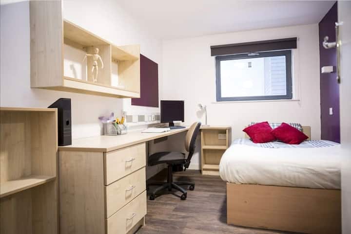 Small Double Ensuite Room Next To The City Centre - Leeds