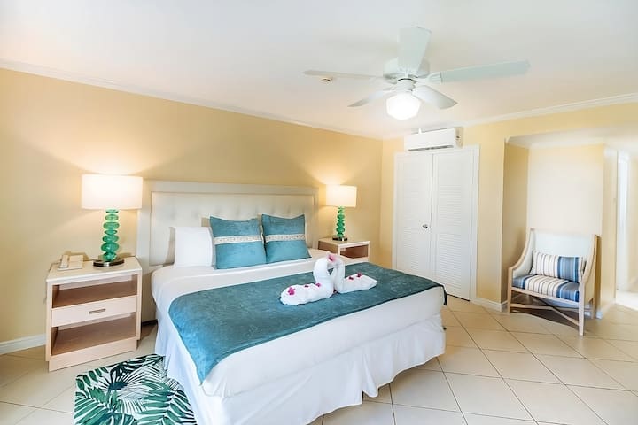 Beach Escape! 3 Garden View Units, Outdoor Pool! - Sainte-Lucie