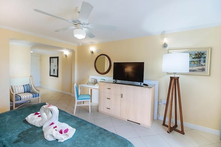 Beachfront Hotel! Four Garden View Units, Pool! - Santa Lucía