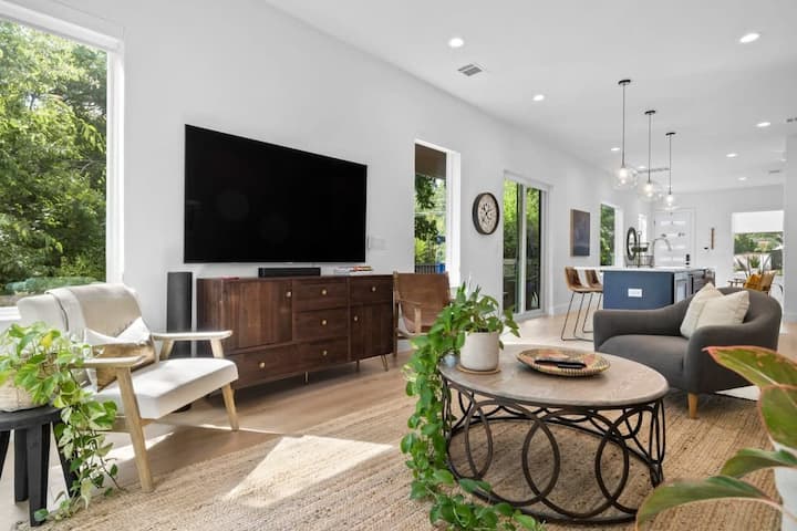 Cherrywood Home Near Ut | Atx | Private Backyard - Austin, TX