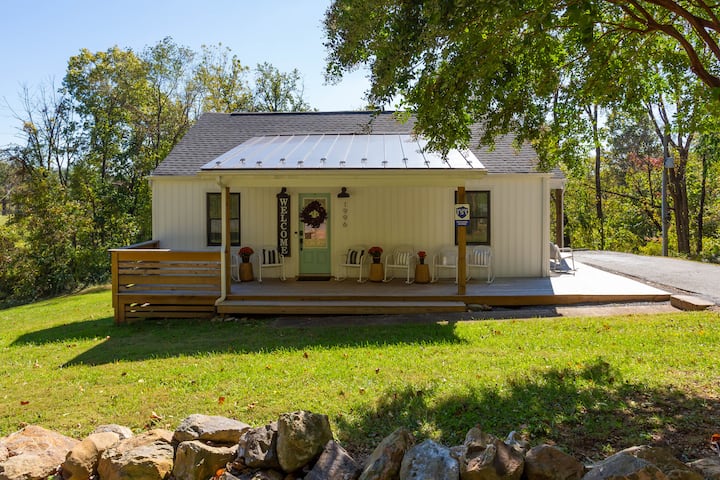 The Little Farmhouse Near Veritas & Hazy Mountain - Waynesboro, VA