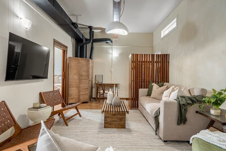 Bourbon | Retro Getaway | Sleeps 4 & Full Kitchen! - Drumheller