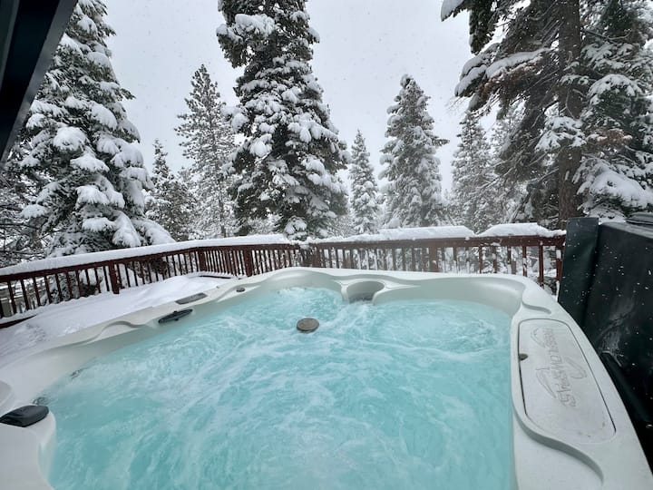 Hot Tub, Deck & Bbq | Near Lake & Northstar Resort - North Lake Tahoe, CA