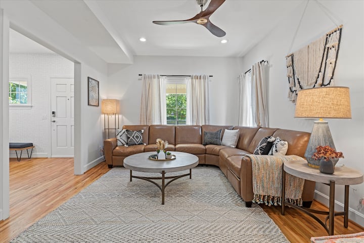 Midtown Martini - Hot Tub + King Bed(s) + Gaming - Kansas City, MO