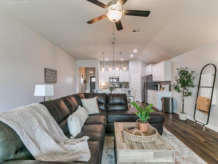 Your 4-bed Palace Awaits - Lake Overholser, OK