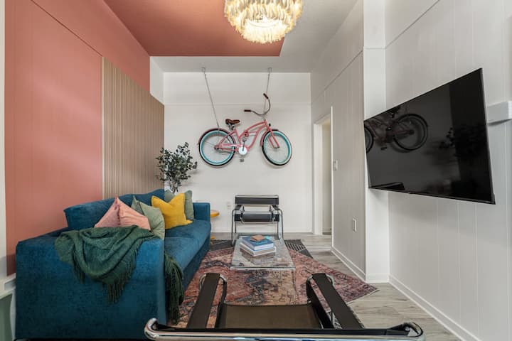 The Mango | Vibrant Oasis |Sleeps 4 | Downtown Fun - Drumheller