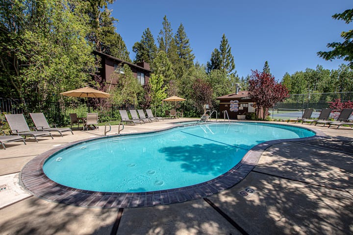 St. Francis # 14: 4 Br / 3 Ba Condominio Y Alquiler De Esquís En Tahoe City, Capacidad Para 10 - Tahoe City, CA
