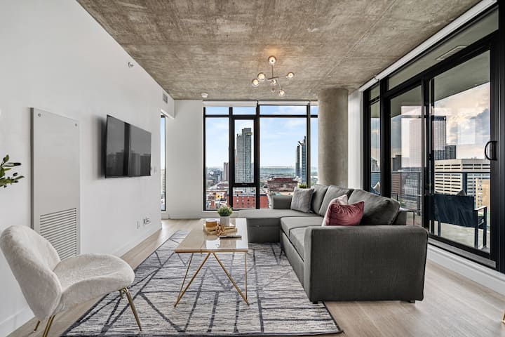 Exquisite Style | Pool, Views & Prkg | Sleeps 4 - Calgary