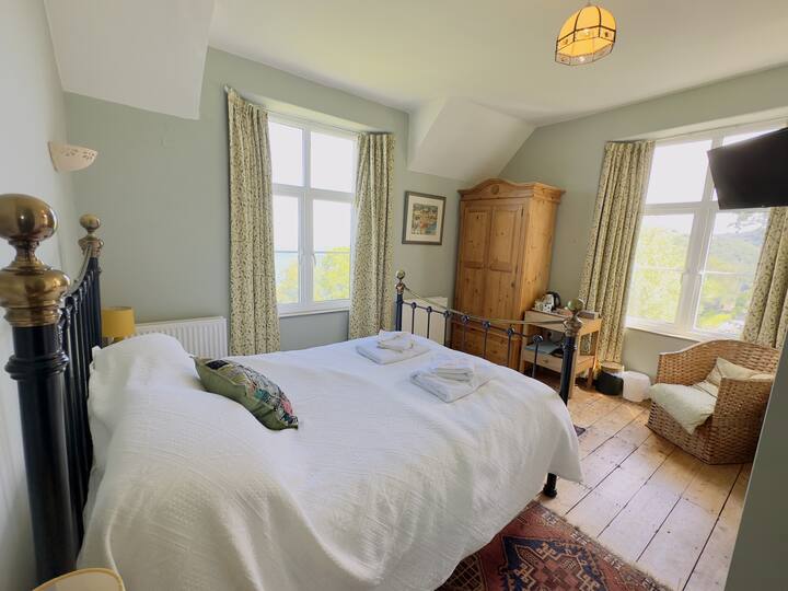 Room 2- King Ensuite With Shower & Sea View - Lynton