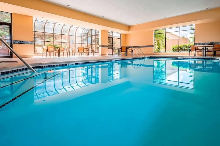 Rare Gem! 3 Relaxing Units, Pool, Free Parking - Kansas City, MO