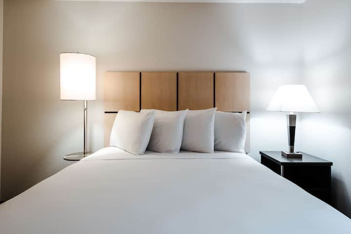 3 Comfortable Guest Rooms! Free Parking Onsite! - Fort Worth, TX