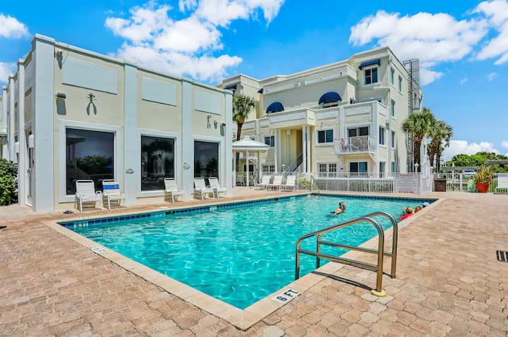 Seaside Condo W/ Heated Pool & Hot Tub! - Cape Canaveral, FL