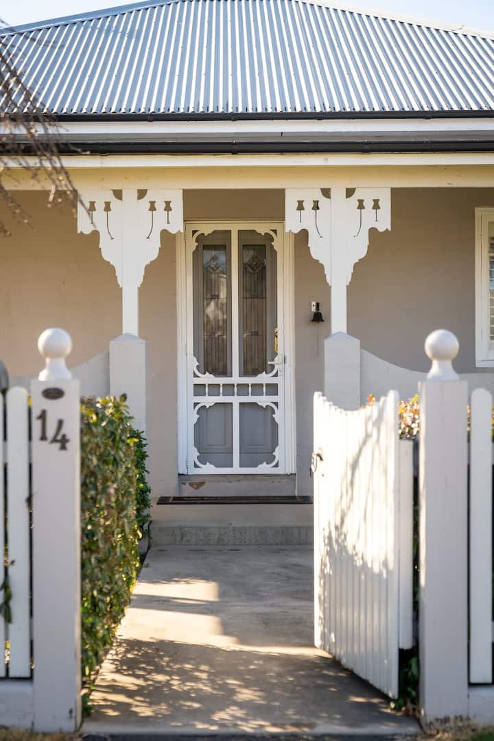 Sampson Cottage | Historic Charm - Orange