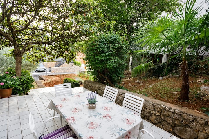 Apartment Valerija On The Ground Floor - Malinska