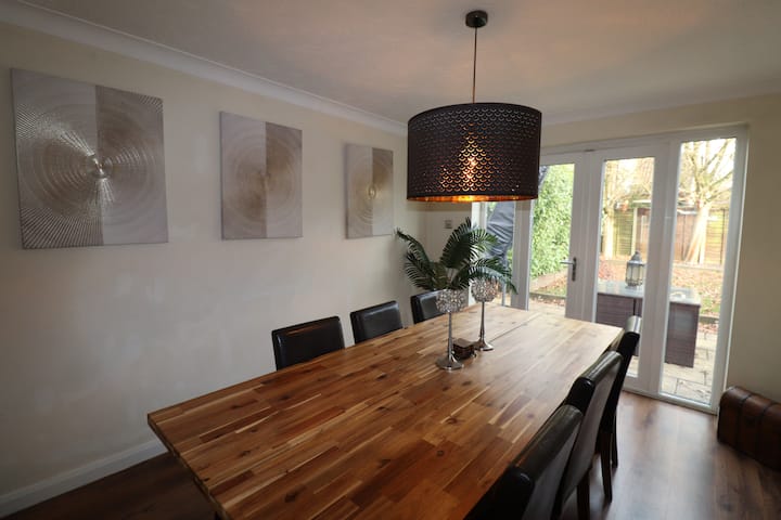 Binfield: Spacious Spectacular Five Bedroom House - Bracknell
