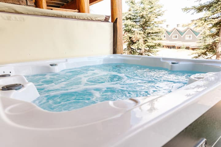 Peaceful Three-story Condo W/ Hot Tub/scenic Views - Big White Ski Resort, BC