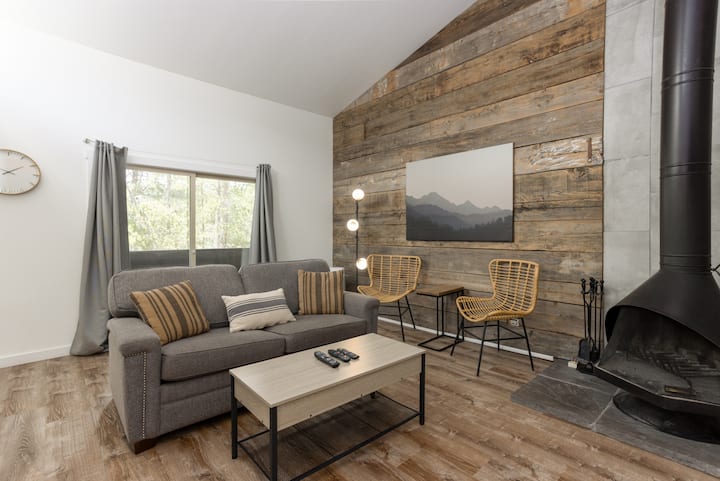 Abbt19 - Modern Condo, Wood Fireplace - Sunriver, OR
