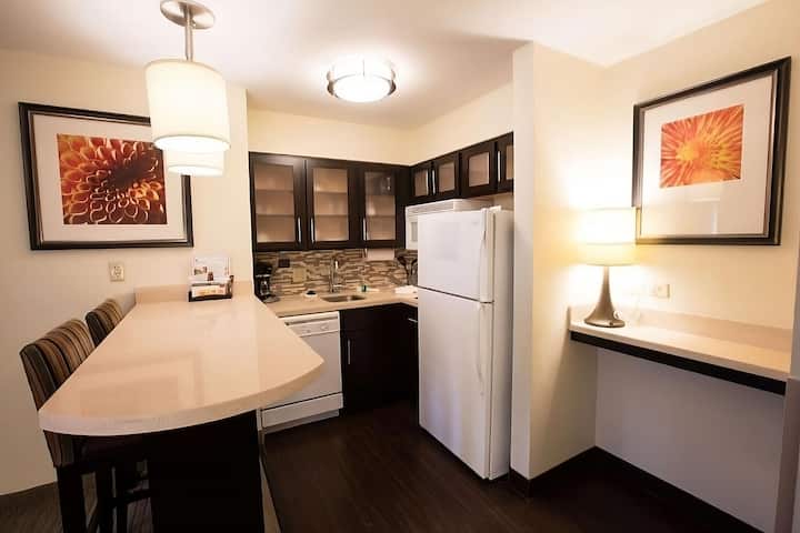 Affordable Getaway! 3 Relaxing Units, With Pool! - Austin, TX